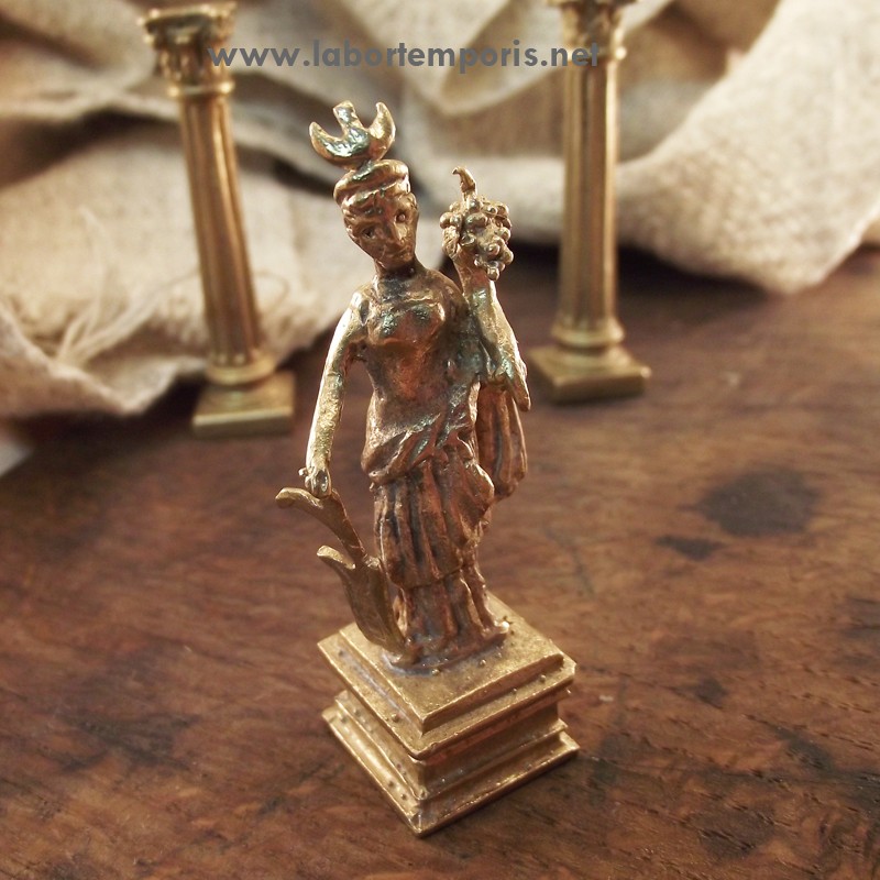 statue bronze fortuna roman replica copy reenactors museum larp